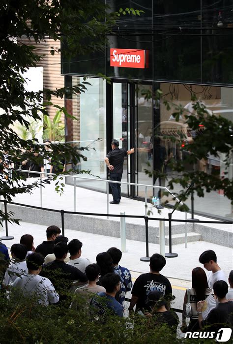 베일 벗은 슈프림 국내 첫 매장