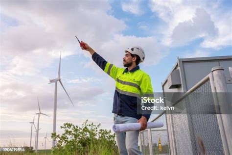 엔지니어는 풍력 터빈 농장 순환에서 균일 한 검사 및 조사 작업을 수행하여 전기 에너지를 생성합니다 공사장 인부에 대한 스톡 사진 및 기타 이미지 Istock