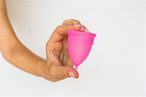 흰색 배경에 생리컵을 들고 있는 여성 기간 동안 탐폰 대신 여성 위생 대체 제품 생리 중요한 날 여성 기간 폐기물 제로 에코 생태 개념에 대한 스톡 사진 및 기타 이미지
