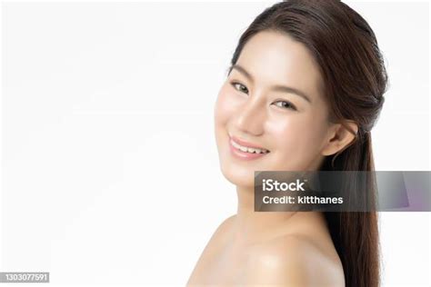 흰색 배경에 깨끗한 신선한 피부를 가진 아름다운 젊은 아시아 여성 얼굴 관리 얼굴 치료 화장품 아름다움과 스파 아시아 여성 초상화 건강관리와 의술에 대한 스톡 사진 및 기타