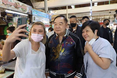 Photo Gallery “ลุงป้อม” ฟิตแต่เช้าโผล่เดินตลาด อ ต ก พ่อค้า แม่ค้า ปชช