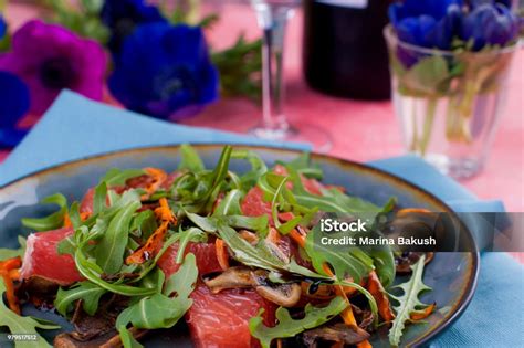 Arugula 연어 샐러드 소스와 자 몽 옷 와인의 유리입니다 낭만적인 저녁 식사 및 꽃입니다 카드입니다 핑크 배경입니다 복사 공간 0명에 대한 스톡 사진 및 기타 이미지