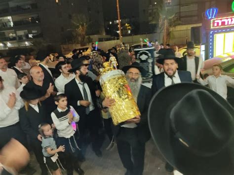 מאות משתתפים בהכנסת ספר התורה הערב בבית כנסת החידא חרדים אשדוד