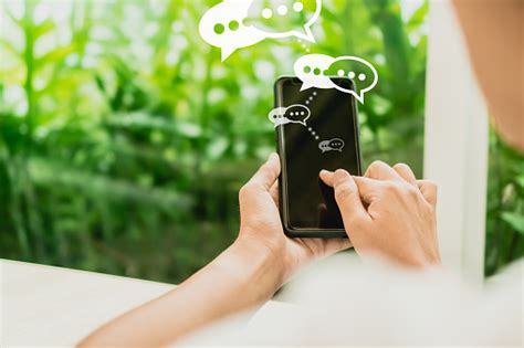 여자 손 스마트폰 입력을 사용 하 여 대화 상자 아이콘 팝업 채팅 대화 소셜 미디어 Maketing 기술 개념입니다 빈티지 소프트 컬러 톤 배경입니다 고객 참여에 대한 스톡