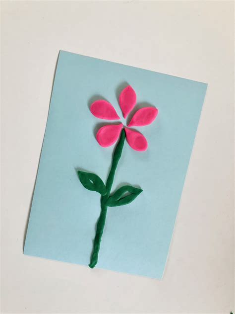 Knutsel Een Kleurrijke Bloem Van Klei Mamalies