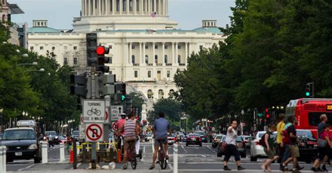 거리 장면 건물 건물 외관 건축 관광 명소 구름 낀 하늘 국가 기념물 국가 상징 국회 의사당 건물 국회의사당 나무 낮 녹지 도로 도시 생활 도시