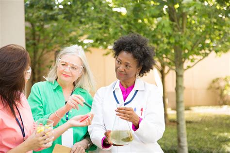 줄기 테마 야외 물 프로젝트에서 작업 하는 여성 과학자와 함께 Stem 주제에 대한 스톡 사진 및 기타 이미지 Stem 주제