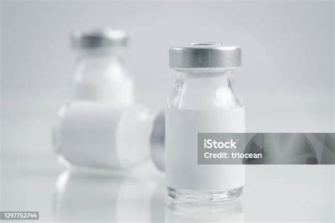 빈 흰색 라벨 백신 또는 사출 병의 이미지를 닫습니다 바이알 병 모형 과학 예방 접종 예방 접종 건강 관리 및 의료 개념 0명에 대한 스톡 사진 및 기타 이미지 Istock