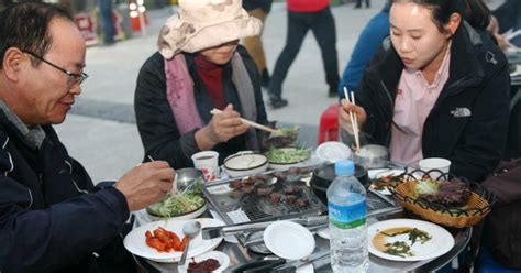횡성한우축제 관광객 한우의 참 맛을 즐기고 있다