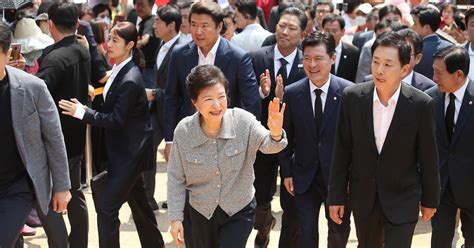 박근혜 나라 사정 어려워 아버지 생각 났다…박정희 생가 방문