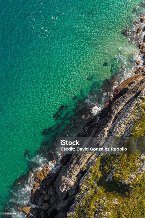 산호초와 해안 칸타브리아 스페인에서 파도가 깨지는 무인 항공기 공중 보기 0명에 대한 스톡 사진 및 기타 이미지 0명 경관 공중 뷰 Istock