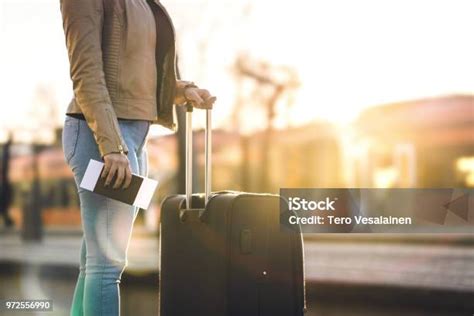 기차역에서 일몰 대기 및 티켓 및 패스포트를 손에 들고 플랫폼에 서 있는 여자 가방에 대한 스톡 사진 및 기타 이미지 가방