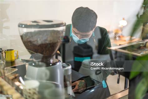 커피 공장의 라틴계 남성 직원이 고객을 위해 커피를 준비하는 바 안에 서 있습니다 기계류에 대한 스톡 사진 및 기타 이미지 기계류 기업 비즈니스 남자 Istock