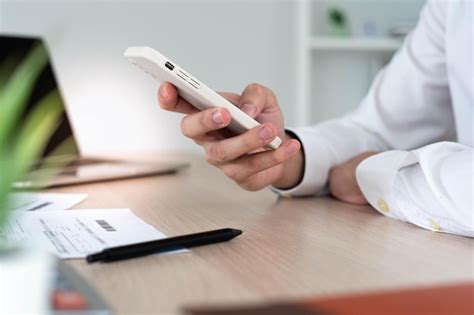 Un Homme Daffaires Utilise Son Téléphone Pour Scanner Un Code Barres Pour Payer Sa Facture