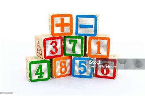 숫자와 더하기 빼기 기호가 있는 나무 블록 와 백색 배경 고립된 통하고 있는 수학 학습 개념입니다 0명에 대한 스톡 사진 및 기타 이미지 Istock