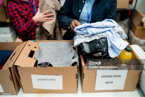 상자에 기부금을 모으는 라틴 아메리카 자원 봉사자 인도주의 원조 개념 20 24세에 대한 스톡 사진 및 기타 이미지 20 24세 25 29세 2명 Istock