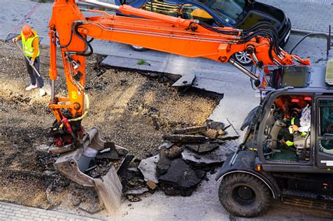 굴삭기가 거리 수리 중에 양동이로 오래된 아스팔트 층을 분해합니다 0명에 대한 스톡 사진 및 기타 이미지 0명 거리 건설