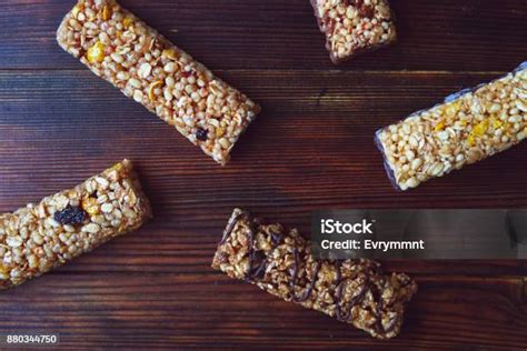 5 다양 한 영양가 높은 단백질 그 라 놀라 전원 바에 누워 어두운 갈색 나무 테이블 건조 과일 초콜릿 건강 한 슈퍼 식품 최고의 볼 수 있습니다 건강한 생활방식에 대한