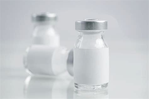 빈 흰색 라벨 백신 또는 사출 병의 이미지를 닫습니다 바이알 병 모형 과학 예방 접종 예방 접종 건강 관리 및 의료 개념 0명에 대한 스톡 사진 및 기타 이미지 Istock