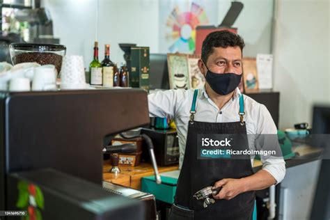 커피 공장의 라틴계 남성 직원이 고객을 위해 커피를 준비하는 바 안에 서 있습니다 기계류에 대한 스톡 사진 및 기타 이미지 기계류 기업 비즈니스 남자 Istock