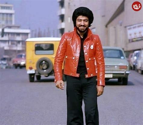 عکس سفر در زمان؛ ستار با تیپ ویژه در میان خیابان میرزای شیرازی؛ سال 54