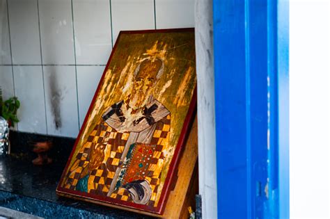 파 포스 키프로스 2025 년 1 월 3 일 파 포스 키프로스에있는 성 니콜라스 교회 근처의 공공 장소에 표시된 성 니콜라스 원더 워커의 아이콘 컨셉 그리스 정교회와 성