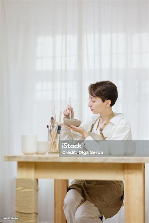 워크샵의 여성 세라미스트는 진흙으로 머그잔을 만듭니다 중소 기업 또는 취미는 세라믹 제품의 창조입니다 25 29세에 대한 스톡 사진 및 기타 이미지 Istock