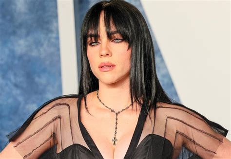 Billie Eilish E O Ator São Flagrados Aos Beijos Em Veneza Veja