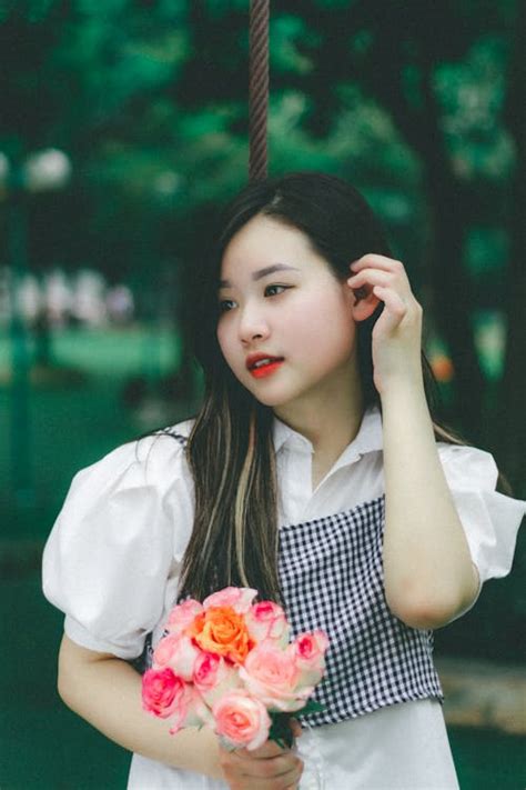 긴 머리 꽃 머리띠 식물 얼굴 여성 패션 사진 포즈를 취하는에 관한 무료 스톡 사진