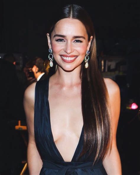 Boozeboobsandfootball On Twitter Emilia Clarke Bikini Emilia Clarke