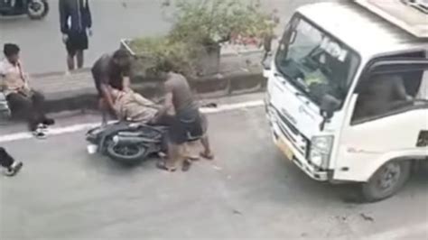 Akibat Lawan Arah Pemotor Adu Banteng Dengan Truk Di Underpass Tambun