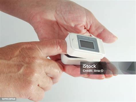 산소 농도계를 사용하여 혈액의 산소 포화도를 측정하고 손가락과 모니터링 표시기에 장치를 두는 노인 여성 감지기에 대한 스톡 사진 및 기타 이미지 Istock