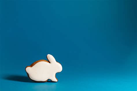 파란색 배경에 흰색 토끼의 진저 브레드 쿠키 전통적인 크리스마스 음식입니다 크리스마스와 새해 휴일 개념입니다 카피 스페이스 0명에 대한 스톡 사진 및 기타 이미지 Istock