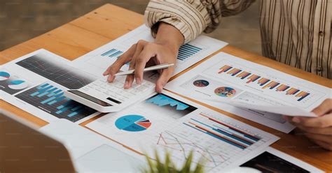 계산기를 사용하여 예산 금융 세금 회계 통계 및 분석 연구 개념을 계산하는 사업가 또는 회계사를 닫습니다 사진 Unsplash의 태국 이미지