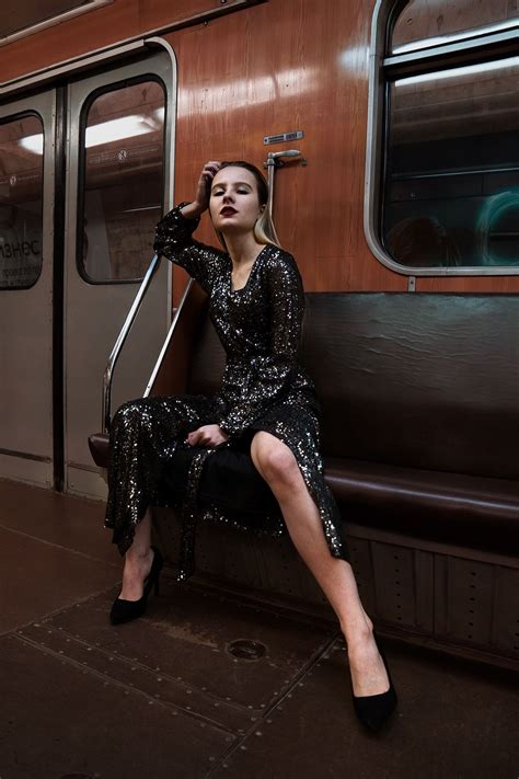 Фото Fashion фотосессия девушка в метро Photoshoot Inspiration