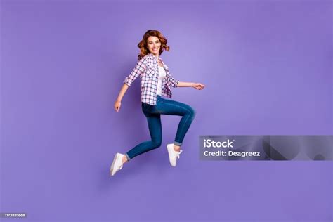 쇼핑 센터에 가는 멋진 여우 아가씨의 전체 길이 사진은 캐주얼 한 옷을 입고 고립 된 보라색 색 배경을 착용 관광객에 대한 스톡 사진 및 기타 이미지 Istock