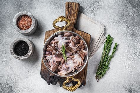 프라이팬에 생 미니 아기 문어를 요리 할 준비가되었습니다 흰색 배경입니다 위쪽 보기 문어에 대한 스톡 사진 및 기타 이미지 문어 건강한 식생활 검은색 Istock