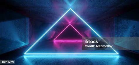 네온 빛나는 환각 활기찬 우주의 자외선 형광 호화 스러운 빛나는 공상 과학 Fi 미래 지향적 인 삼각형 조명 보라색 블루 그런 지 콘크리트 터널 3d 렌더링 0명에 대한
