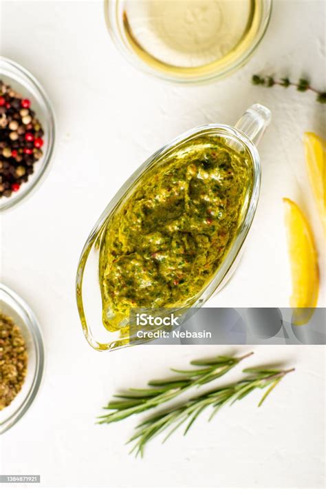 치미추리 소스에 그레이비 그릇에 흰색 배경 매크로 촬영 올리브 오일 오레가노 파슬리로 만든 아르헨티나 채식 소스 맨 위 보기입니다 0명에 대한 스톡 사진 및 기타 이미지