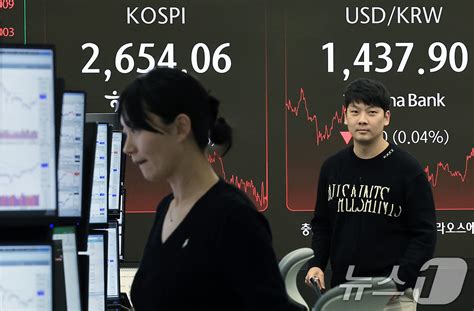 유로화 강세·금통위 하루 앞 달러 약세환율 1420원대 마감종합