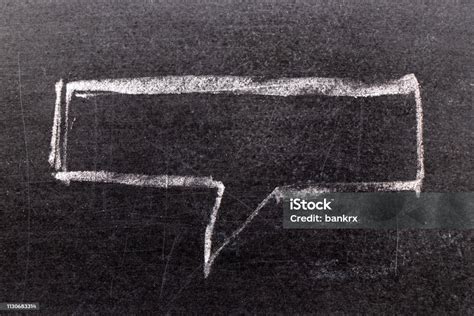 백색 분필 손을 위한 빈 공간 거품 음성 형태로 그리기 블랙 보드 배경에 텍스트를 추가 합니다 개념에 대한 스톡 사진 및 기타 이미지 Istock