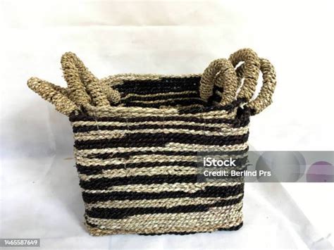 제품 사진을 위해 흰색 배경에 Pandanus 냄새 또는 향기로운 스크류 파인으로 만든 손잡이가 있는 여러 가지 빛깔의 사각형 바구니 짜기 0명에 대한 스톡 사진 및 기타