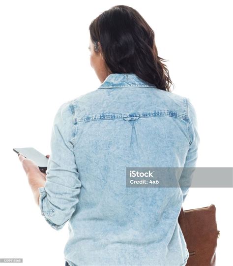 흰색 배경 앞에서 백인 중반 성인 버튼 다운 셔츠를 입고 지갑을 들고 스마트 폰을 사용 40 44세에 대한 스톡 사진 및 기타 이미지 40 44세 갈색 머리 긴 머리