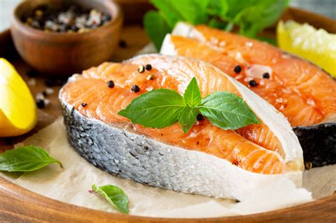 요리에 대 한 준비 스테이크 생선 슬레이트 테이블에 바질과 향신료와 연어 건강한 식생활에 대한 스톡 사진 및 기타 이미지 건강한 식생활 날것 도마 요리 도구 Istock