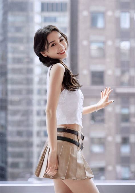 杨颖穿马甲短裙露出小蛮腰！雪肤娇嫩大美腿性感热辣 意浏娱乐