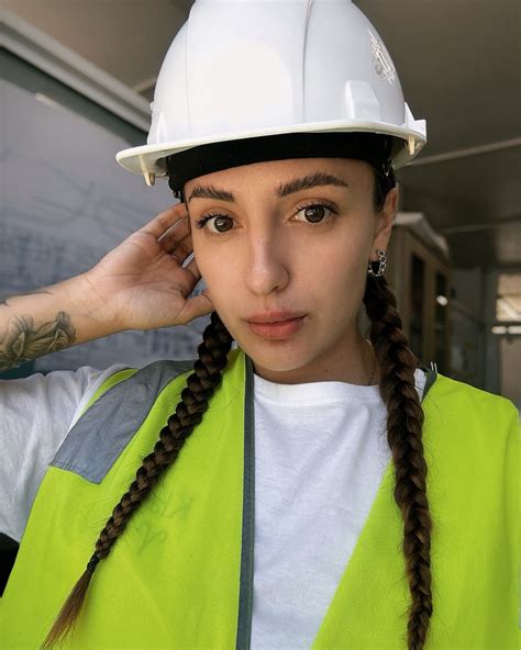 Маленький строитель 😏 девушкигомель tattoogirl belarusgirl orange