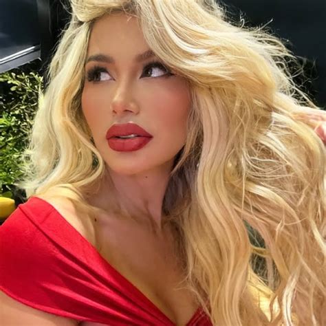 C A R O L I N A G M E Z Caritog Mez Threads Say More