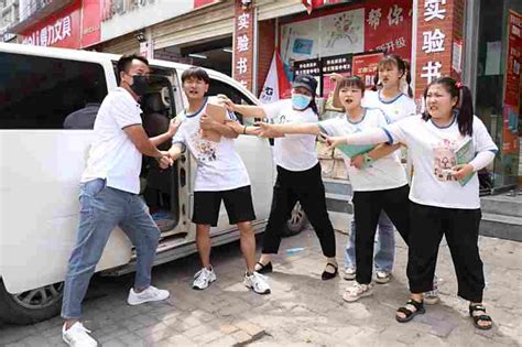 冬冬差点被坏人拐走，看欢欢如何机智相救，一定不要相信陌生人哦 情景剧 校园 好看视频