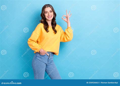 Foto De Una Joven Preciosa Y Adorable Mujer Linda Vestida Con Camisa