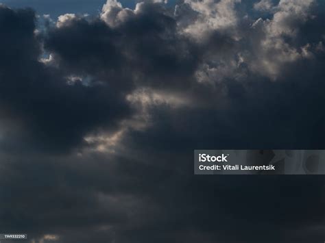 태양과 함께 폭풍우 치는 구름 구름과 태양 푸른 하늘의 극적인 배경 0명에 대한 스톡 사진 및 기타 이미지 0명 가리기 경관 Istock